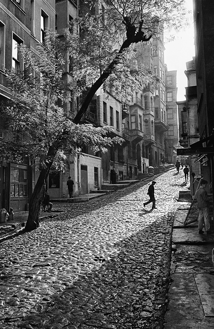 Ara Güler Müzesi’nin İlk Sergisi “Islık Çalan Adam” Fotoğrafları